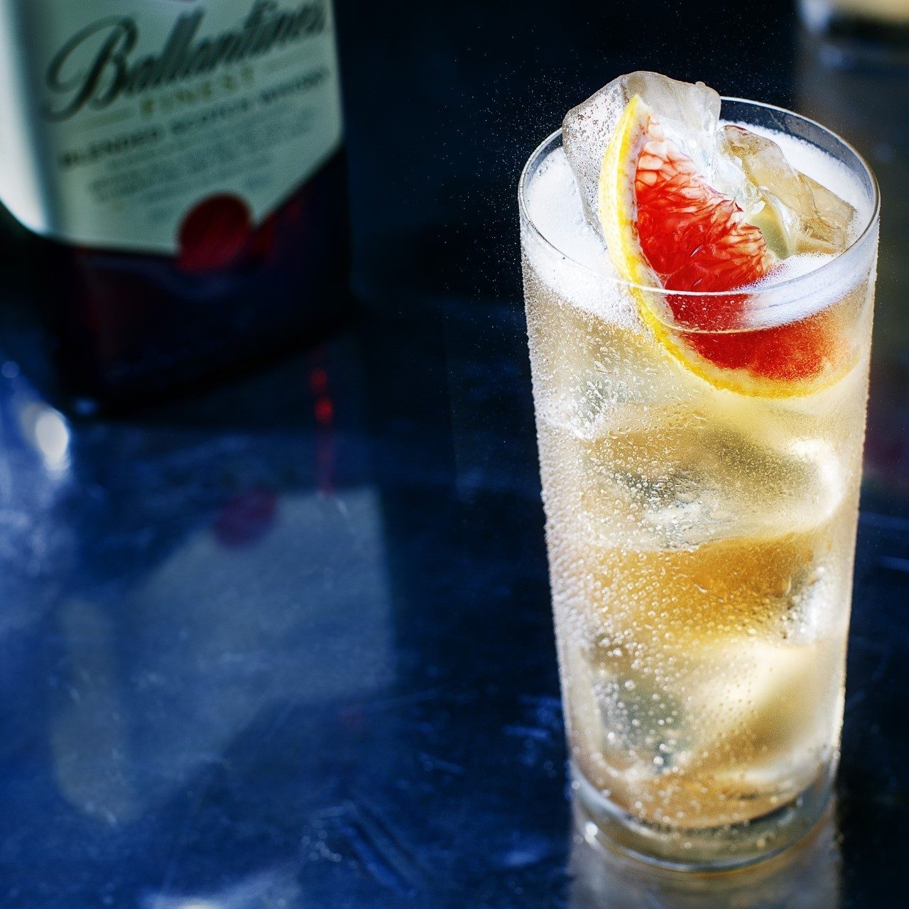 Las 17 mejores mezclas para beber con whisky escocés - Ballantine's ES