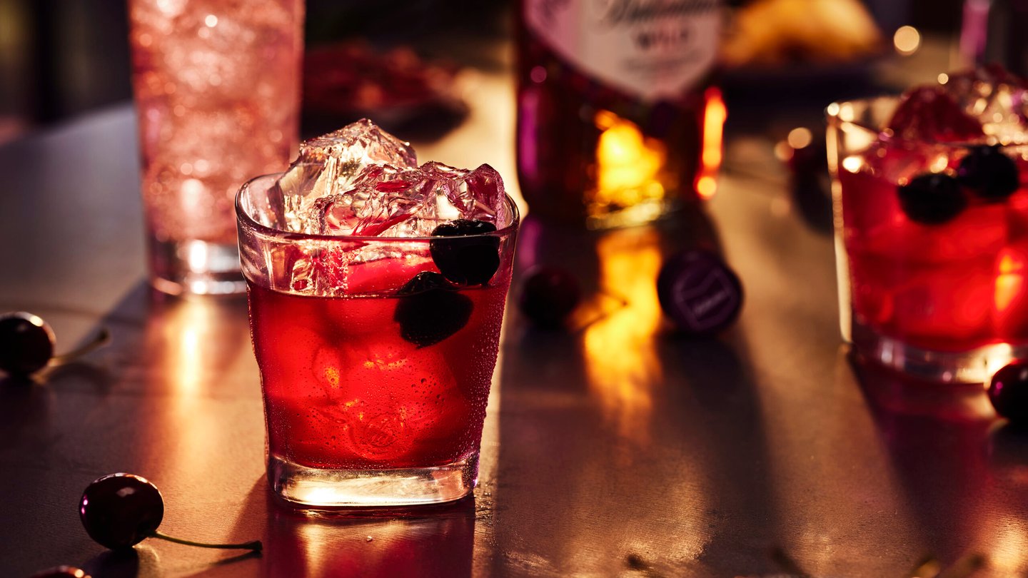 7 Cherry Whisky Drinks - Cocktail Recipes - Ballantine's