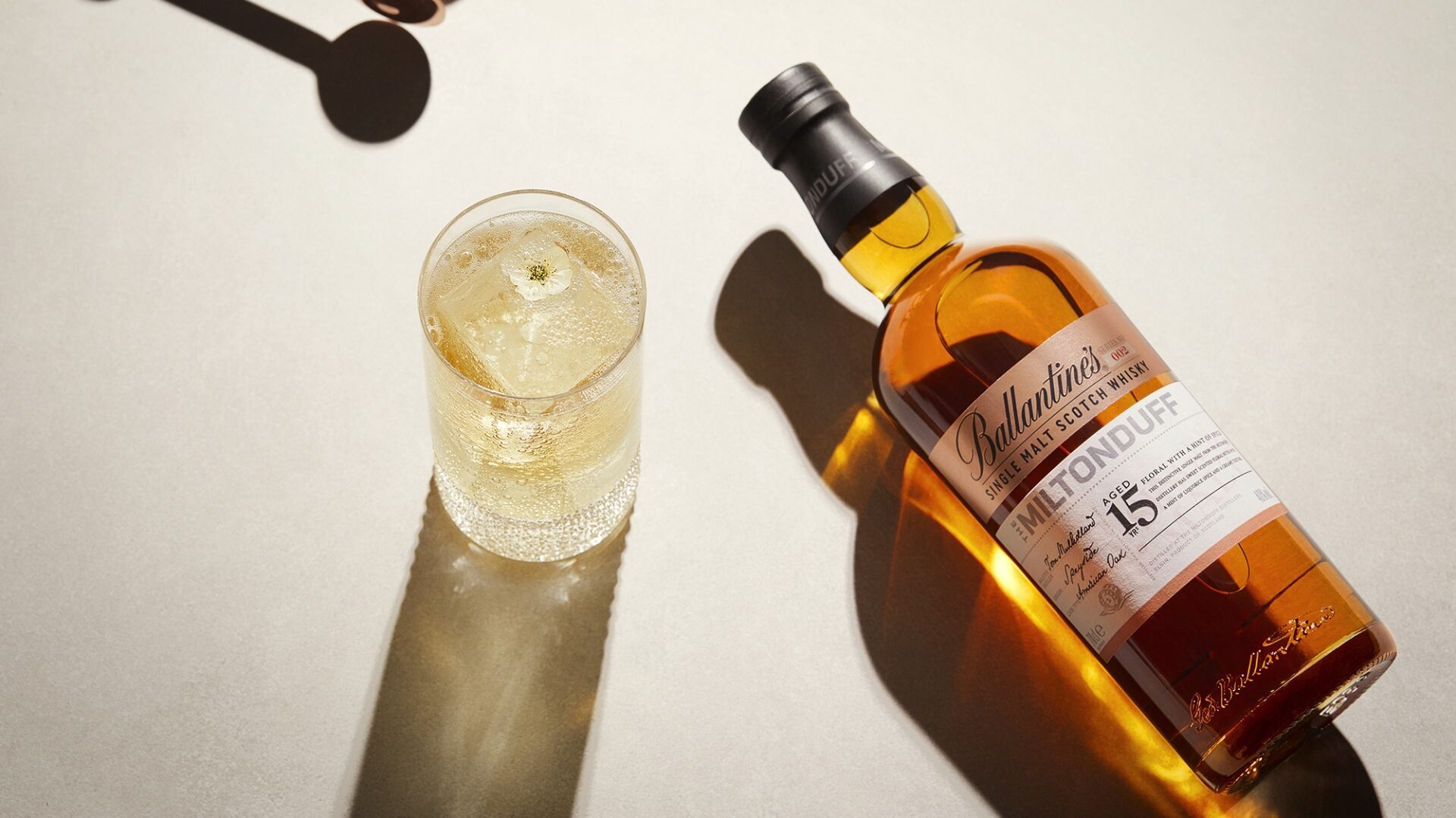7 bebidas de whisky com cereja — Receitas de coquetéis — Ballantine's BR